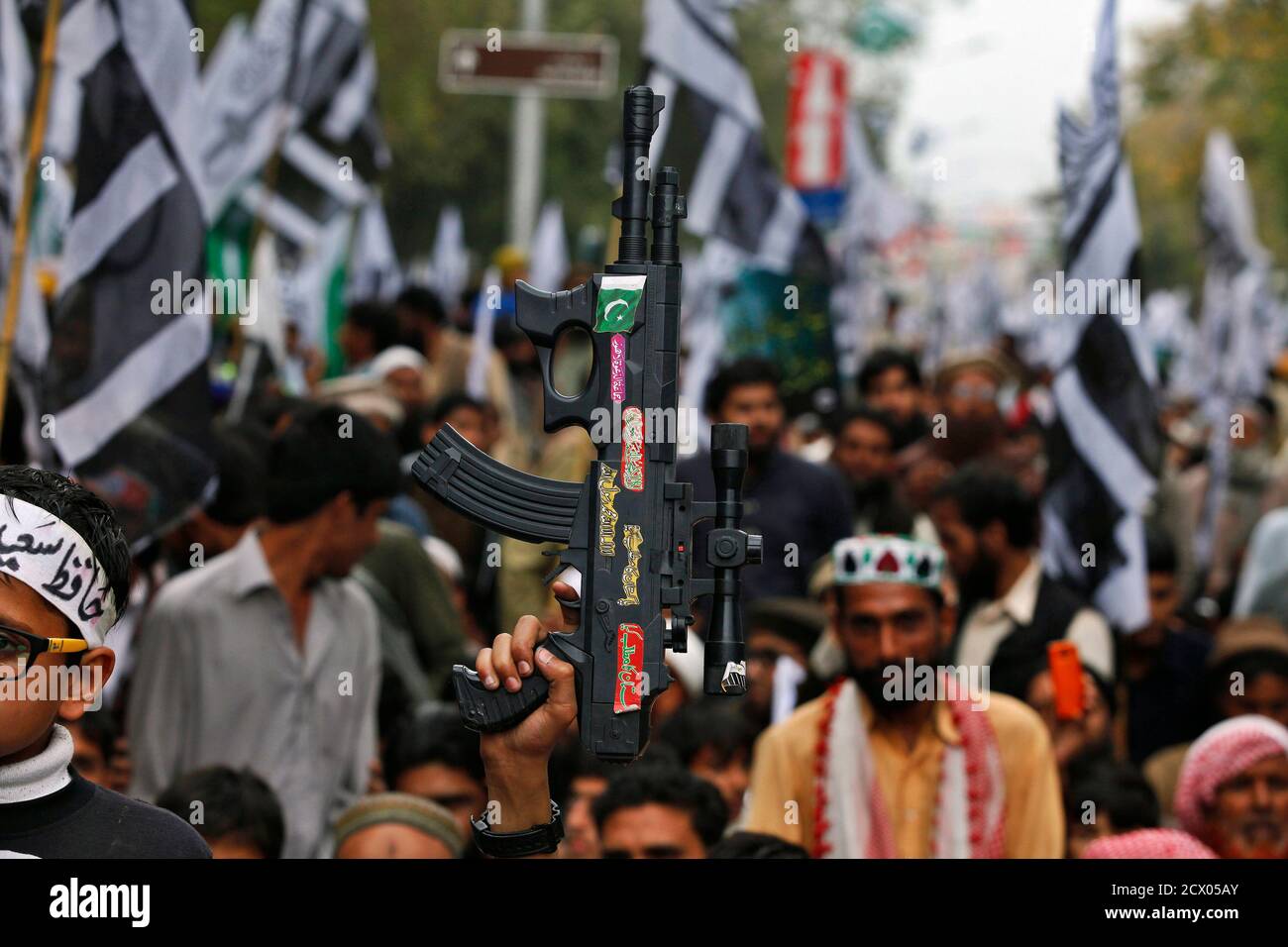 Asia pakistan man gun hi-res stock photography and images - Alamy