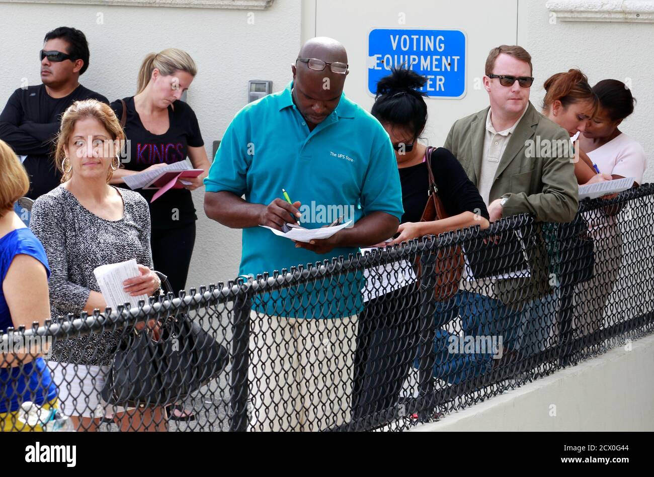Long lines voting hi-res stock photography and images - Alamy