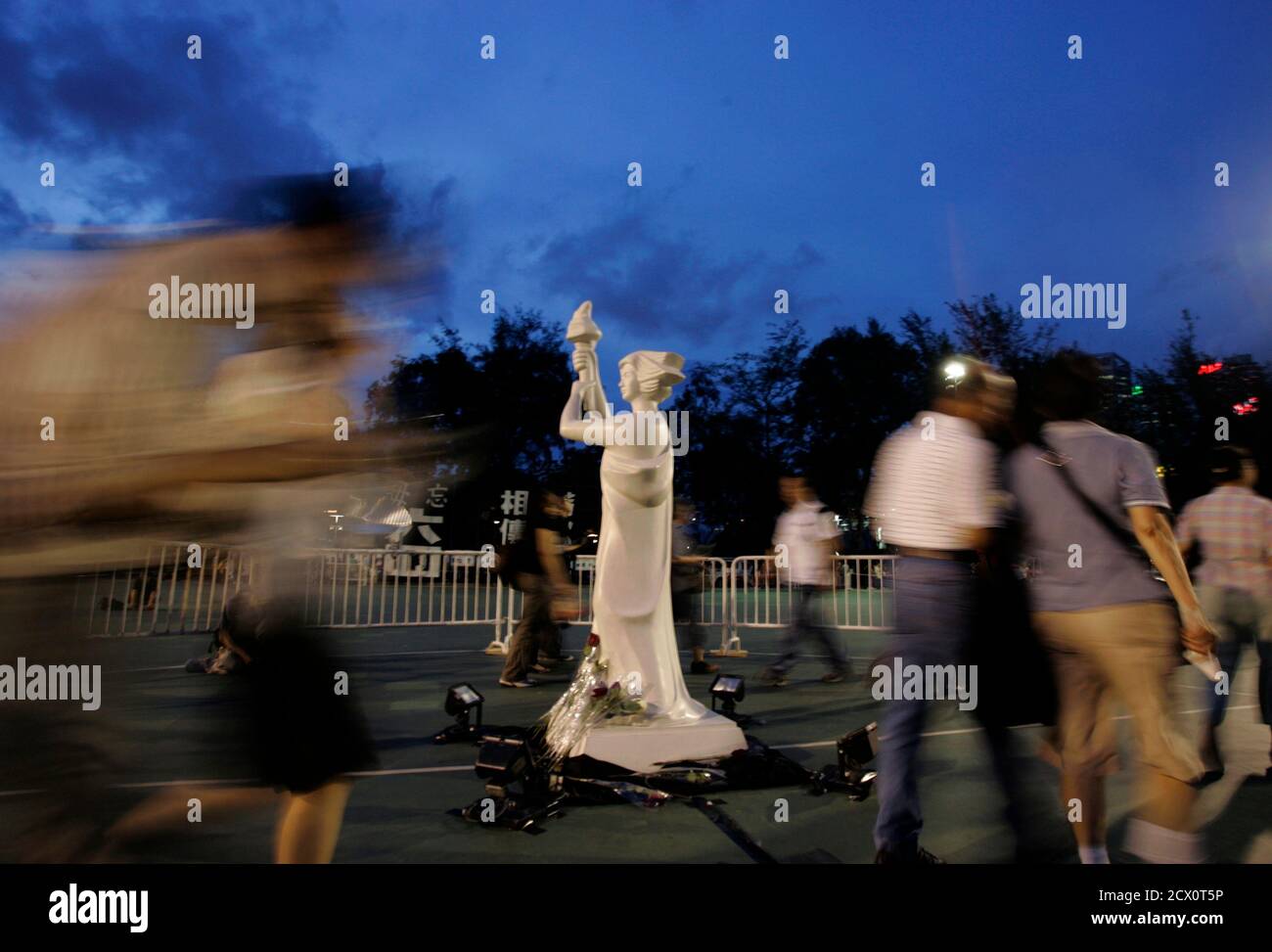 1989 goddess of democracy statue hi-res stock photography and images ...