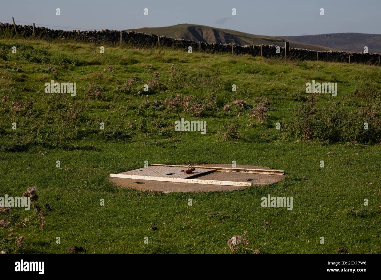 Cave entrance derbyshire hi-res stock photography and images - Alamy