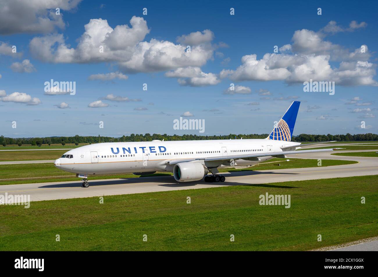 United 777 on runway hi-res stock photography and images - Alamy