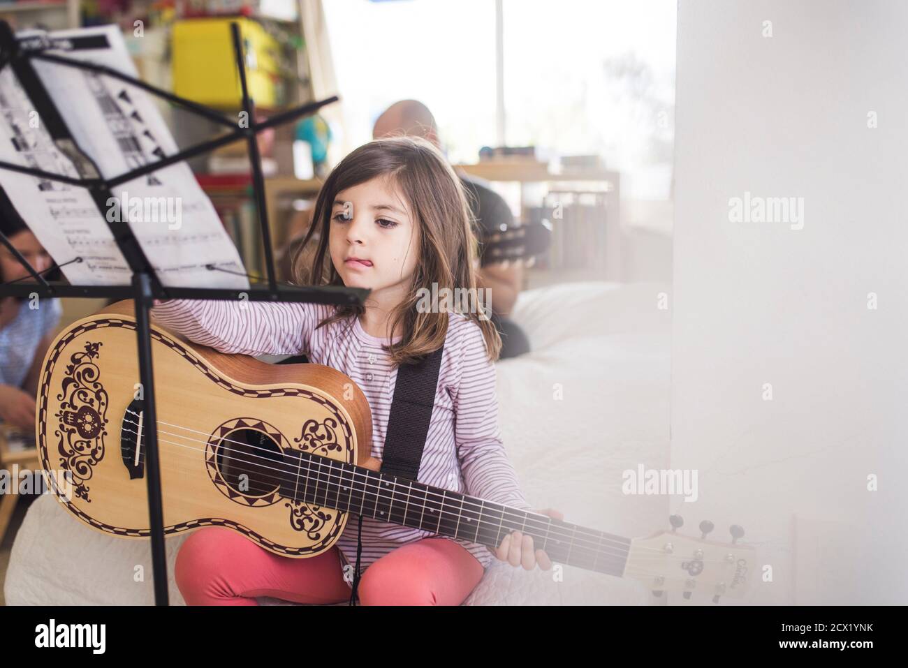 Guitar lesson hi-res stock photography and images - Alamy