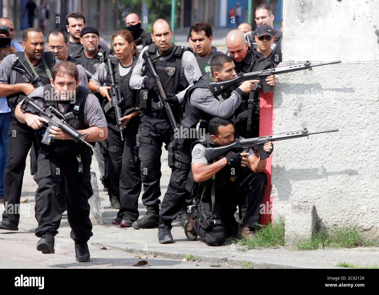 Favela vila cruzeiro hi-res stock photography and images - Alamy