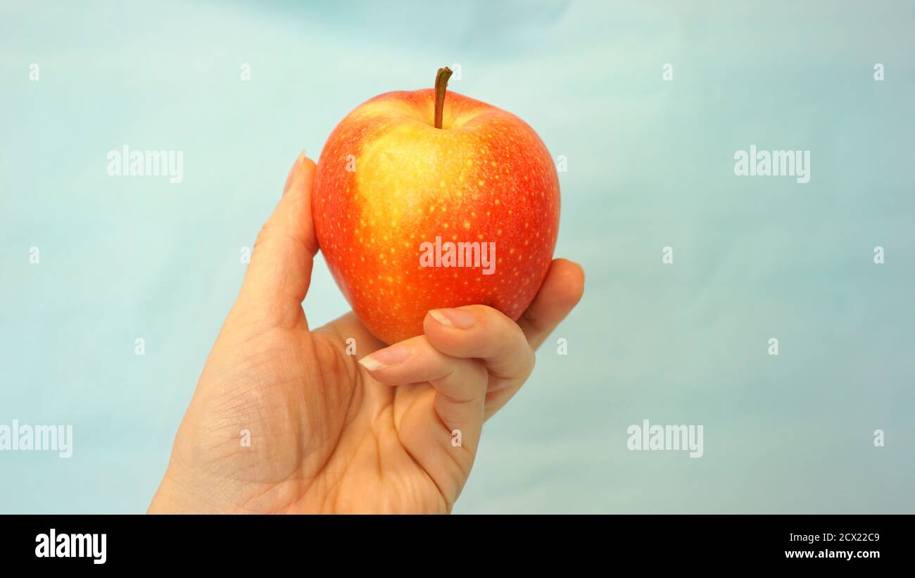Hand holding apple hi-res stock photography and images - Alamy
