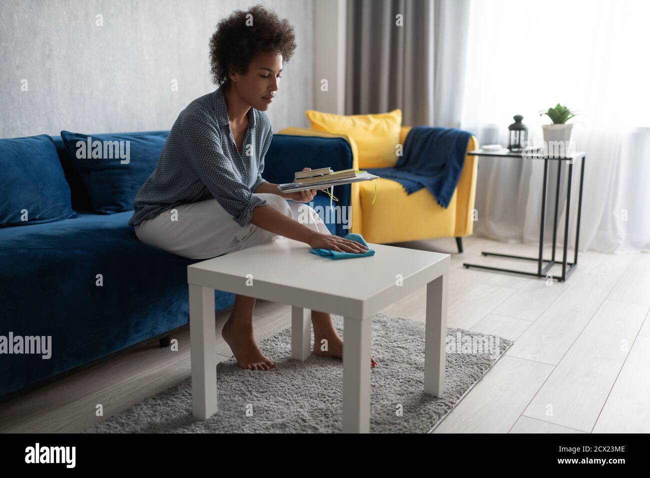 Wiping table hi-res stock photography and images - Alamy