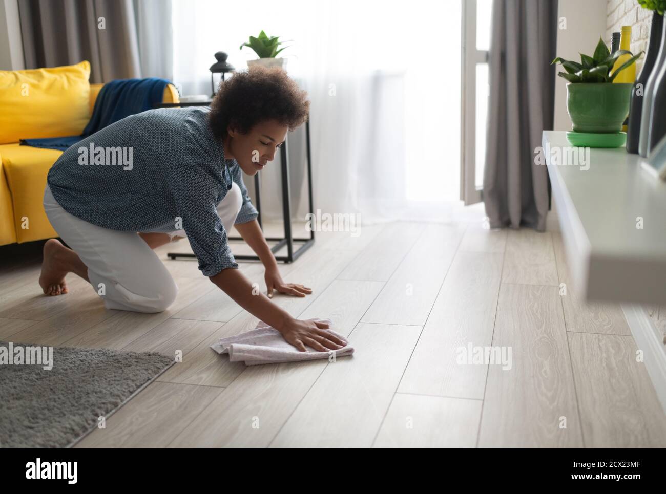 Black woman cleaning floor hi-res stock photography and images - Alamy