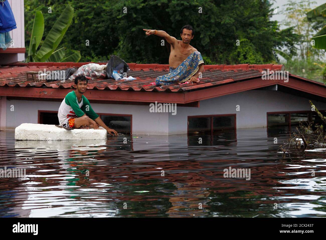 Flooding people on roof hi-res stock photography and images - Alamy