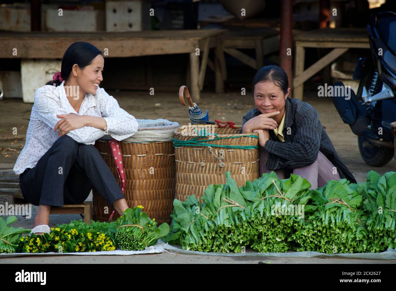 Vietnamese vegetable market hi-res stock photography and images - Alamy