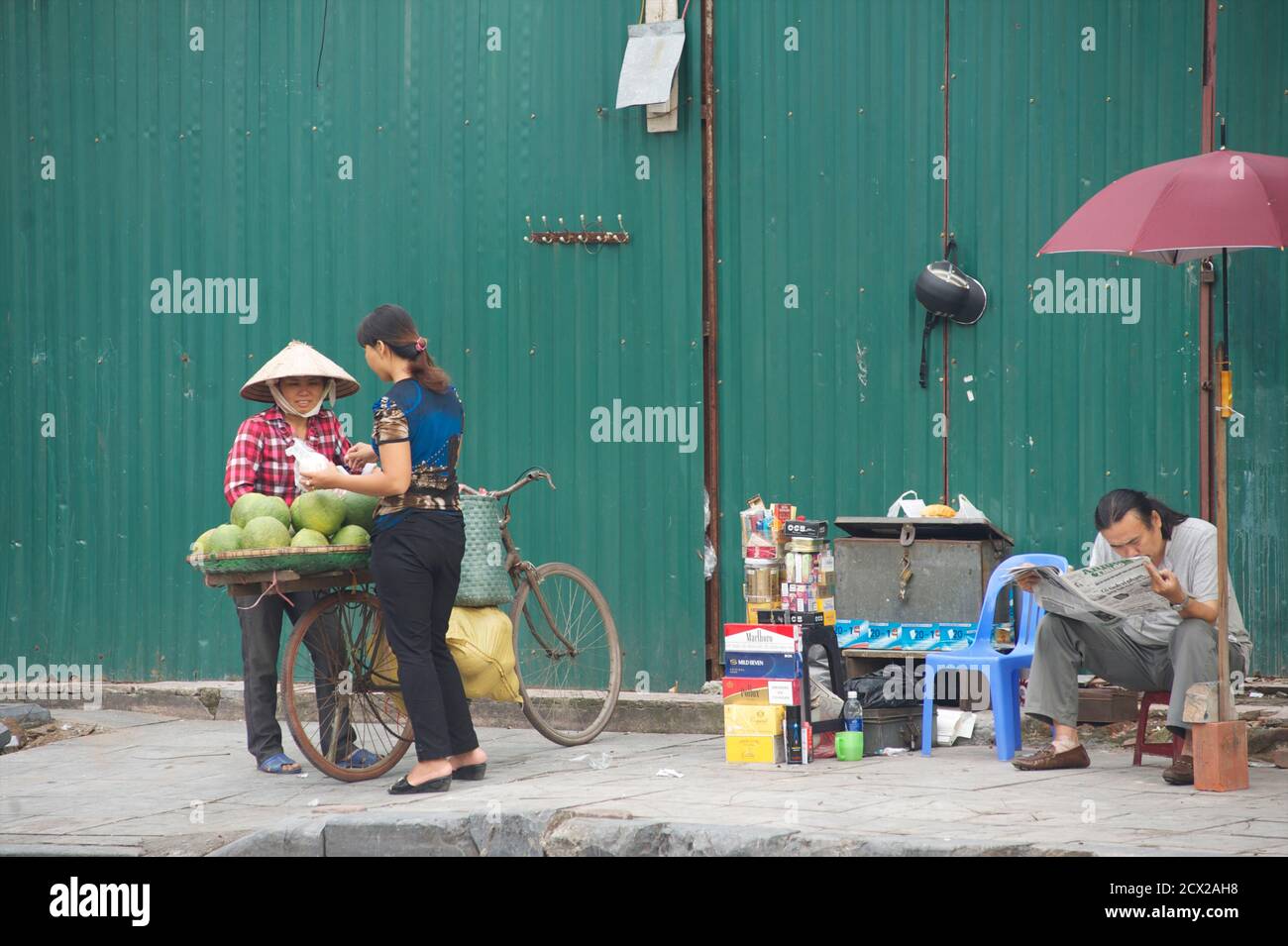 Hanoi street traders hi-res stock photography and images - Alamy