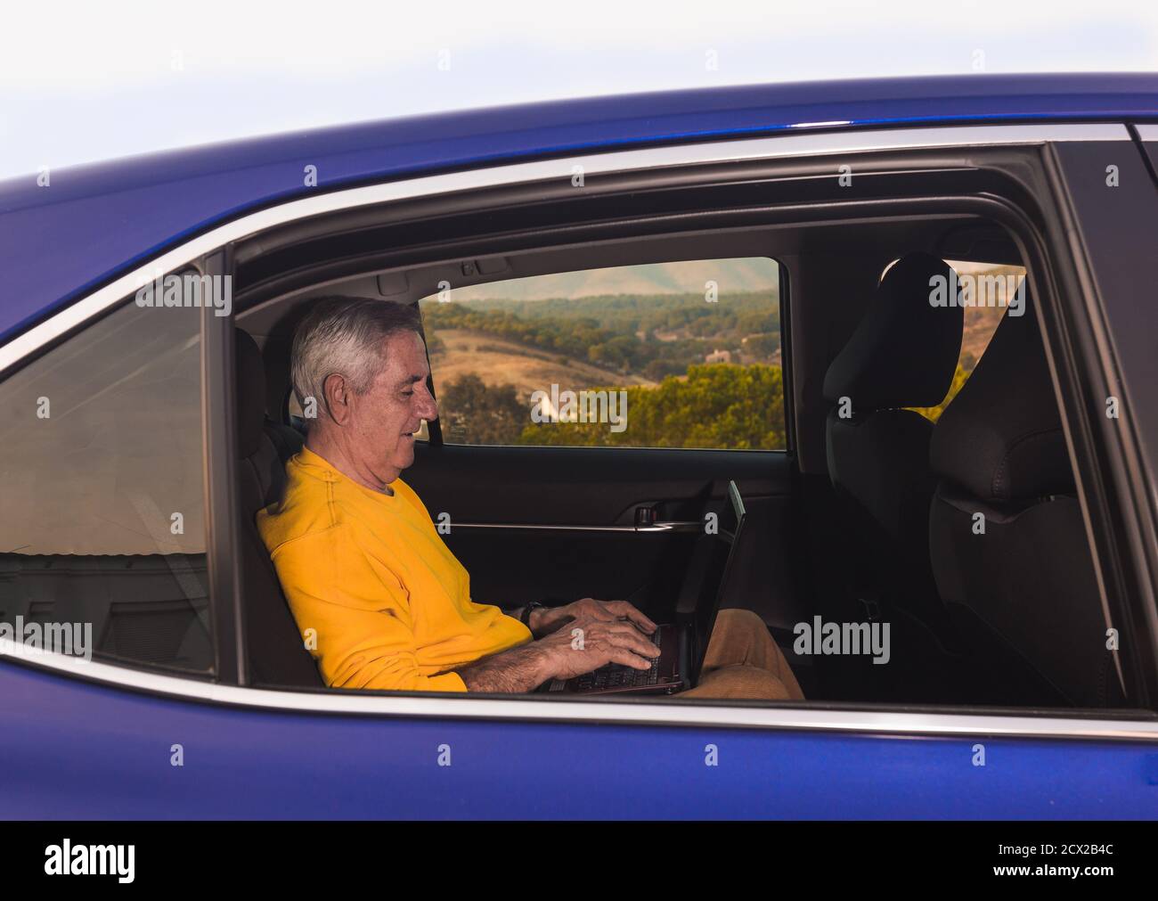 Man working in car typing hi-res stock photography and images - Alamy