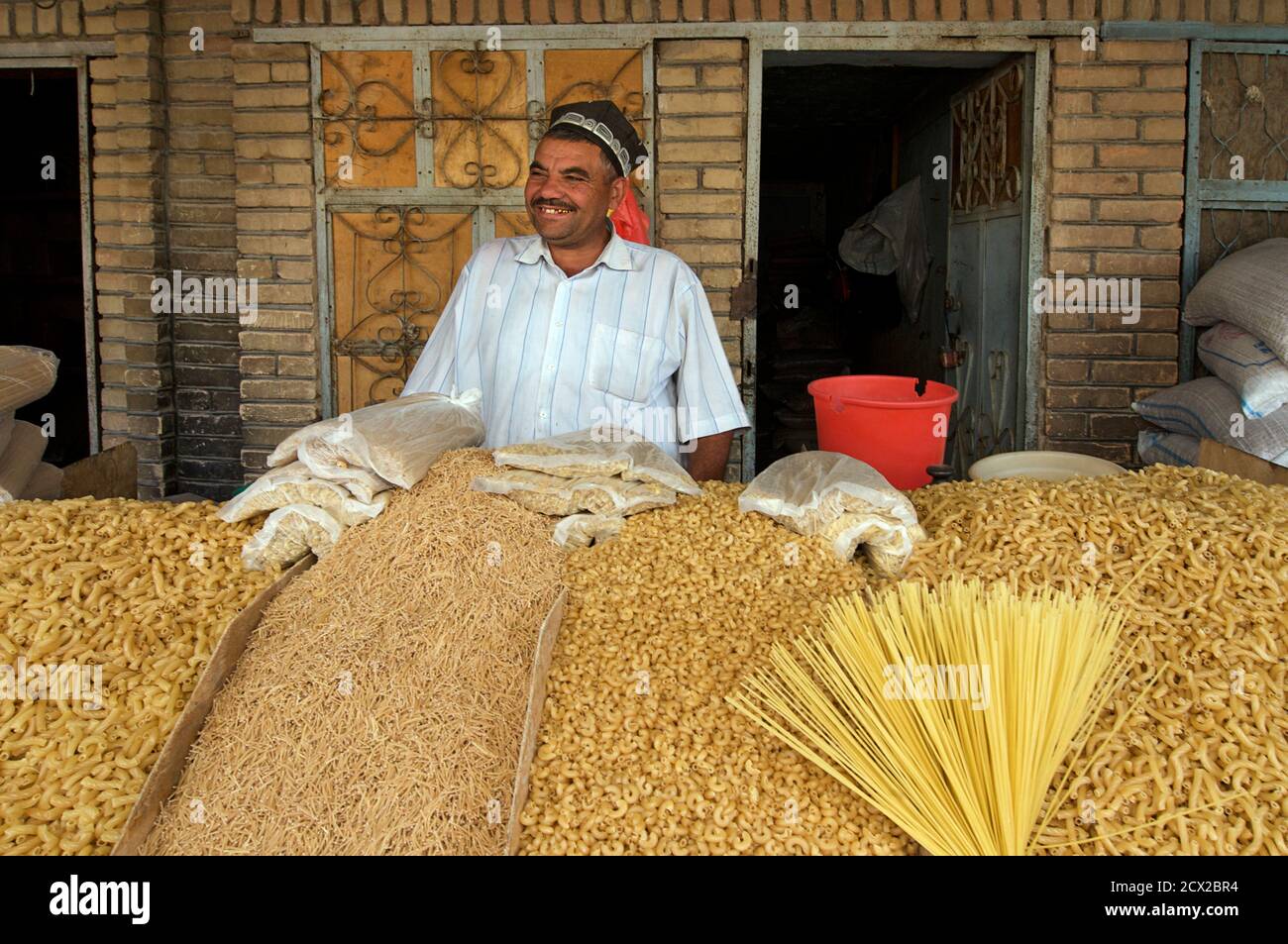 Pasta vendor, Urgut market, Samarkand, Uzbekistan Stock Photo - Alamy