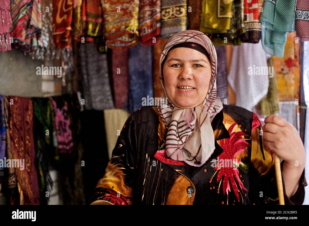 Uzbeki hat and fabric vendor, Urgut market, Samarkand, Uzbekistan Stock ...