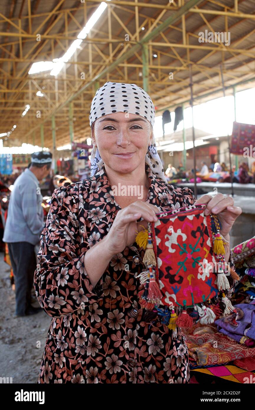 Textile vendor, Urgut market, Samarkand, Uzbekistan Stock Photo - Alamy