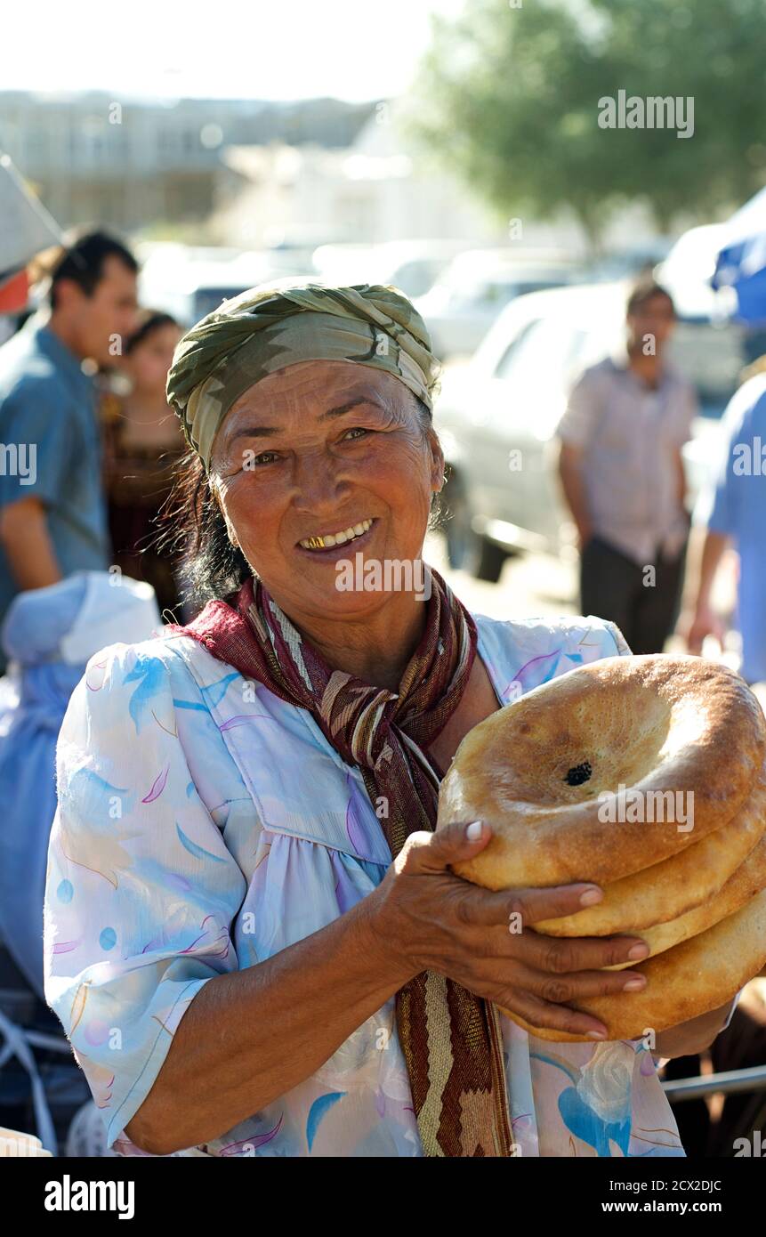 Uzbeki bread hi-res stock photography and images - Alamy