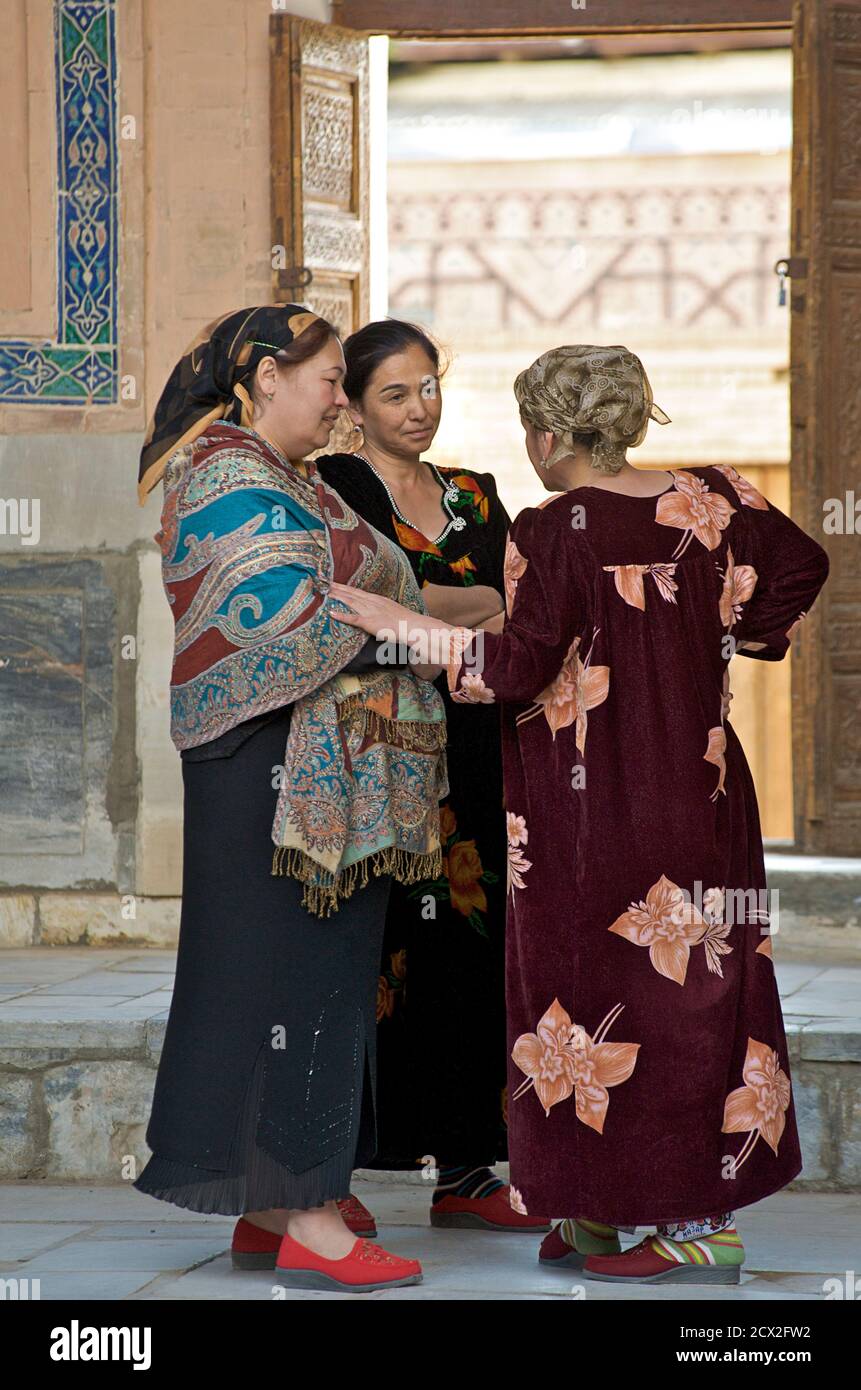 Uzbeki women chatting, Ulughbek Medressa, the Registan, Samarkand ...