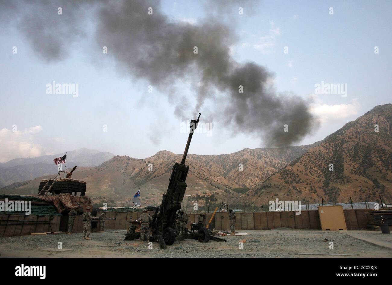 Airborne field artillery regiment hi-res stock photography and images ...