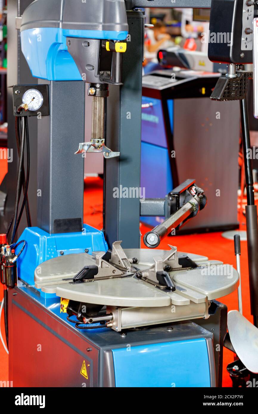 Mounting equipment at the service station for the removal and ...