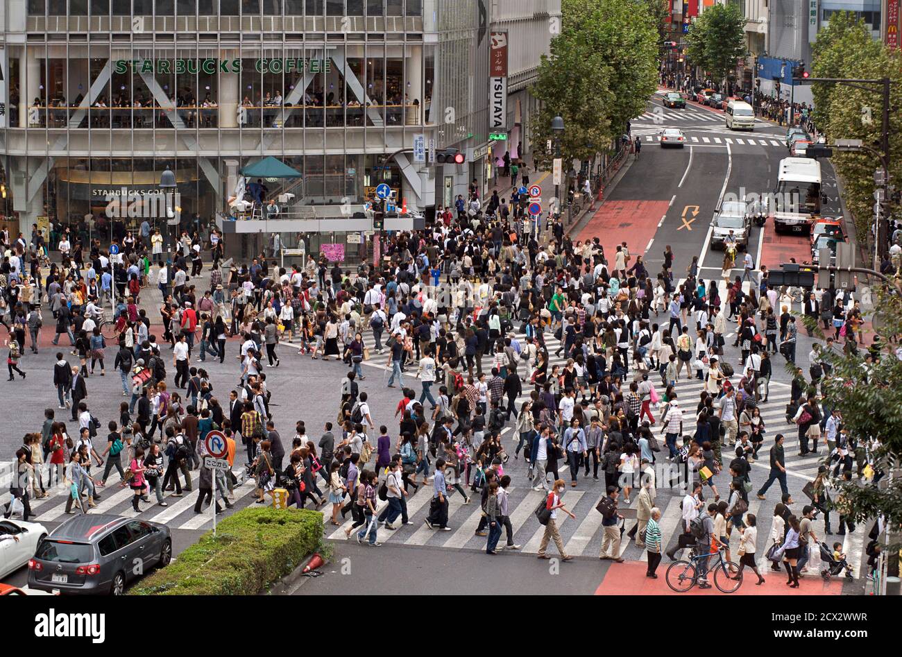 Shibiuya crossing. Crowded pedestrian crossing, Tokyo, Japan Stock ...