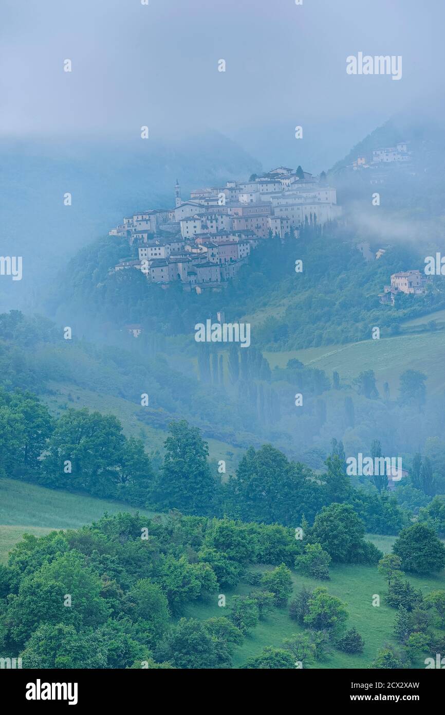 Mountain village of Preci in Umbria Italy in the mist Stock Photo - Alamy