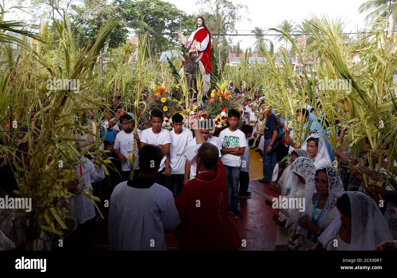 Catholic priest sprinkles holy water hi-res stock photography and ...