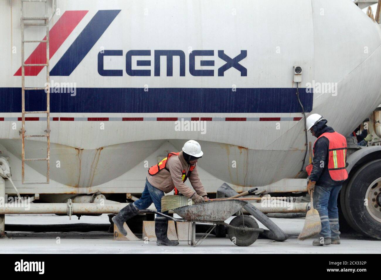 Mexican Construction Workers High Resolution Stock Photography and ...