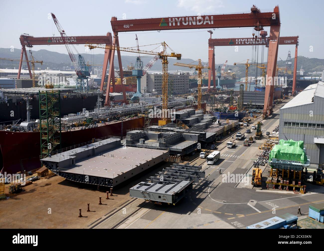 Hyundai heavy industries shipyard hi-res stock photography and images ...