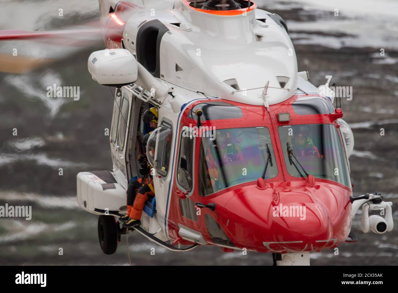 Cliff rescue hi-res stock photography and images - Alamy