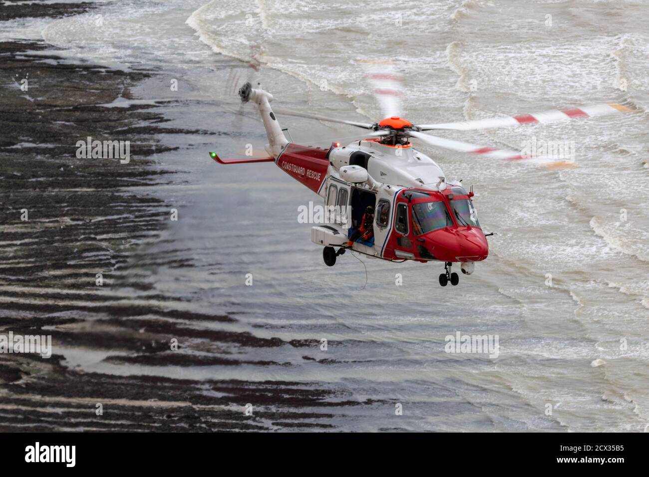 Search and rescue crew hi-res stock photography and images - Alamy