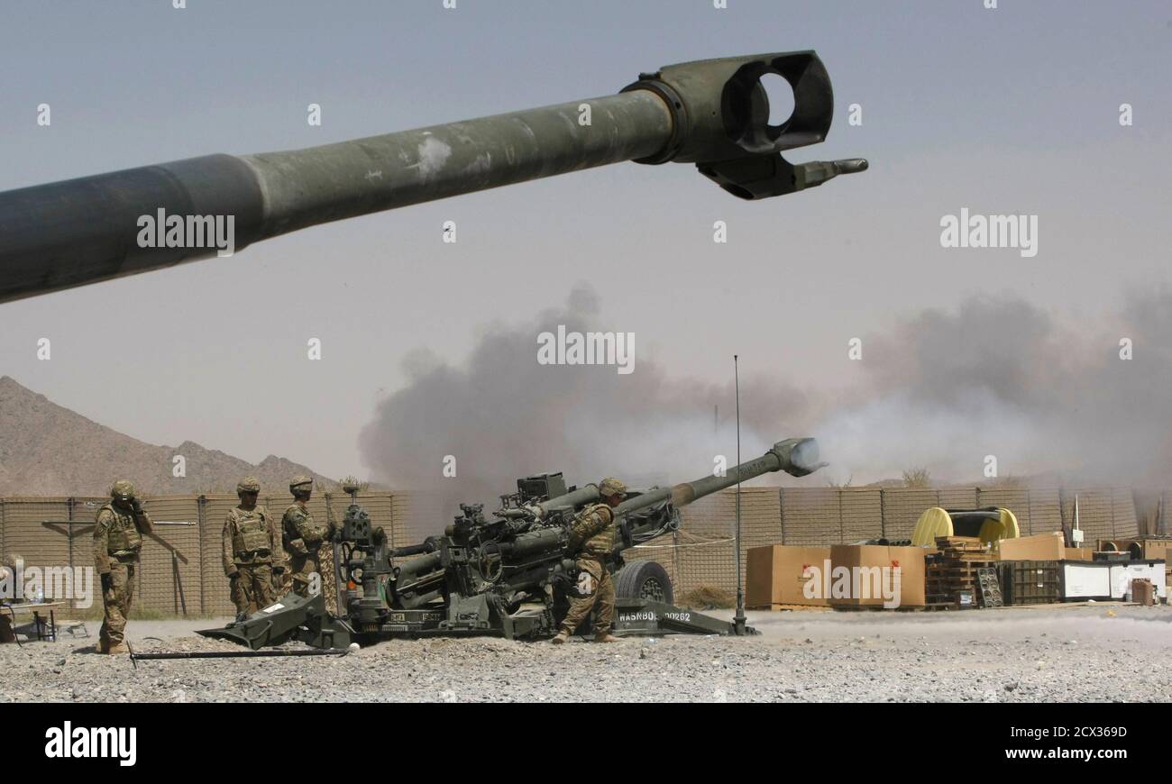 Us army field artillery howitzer hi-res stock photography and images ...