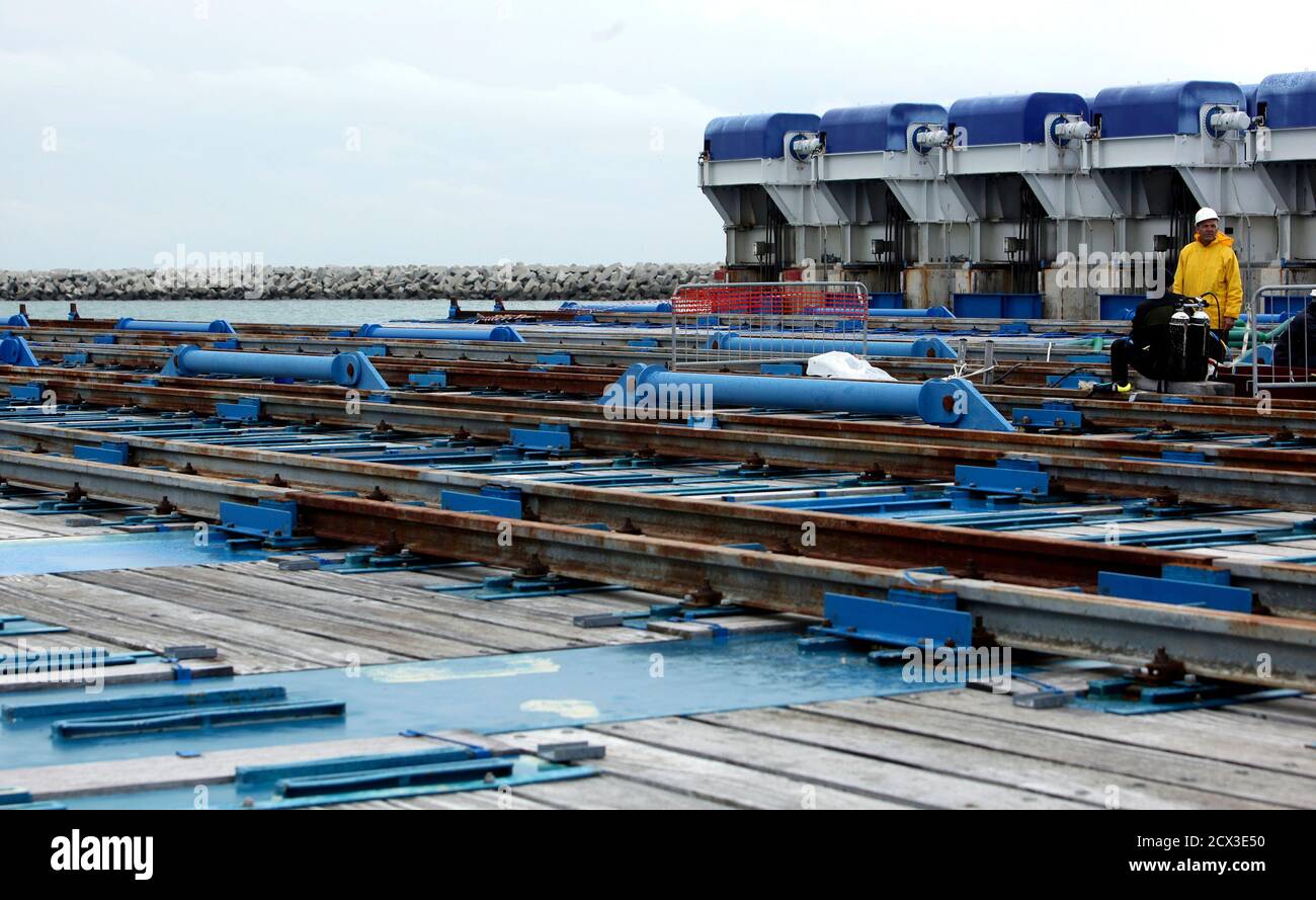Barge handling hi-res stock photography and images - Alamy