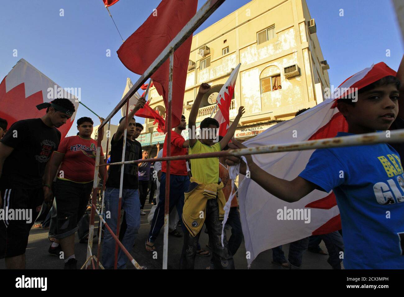 Bahrain children flags hi-res stock photography and images - Alamy