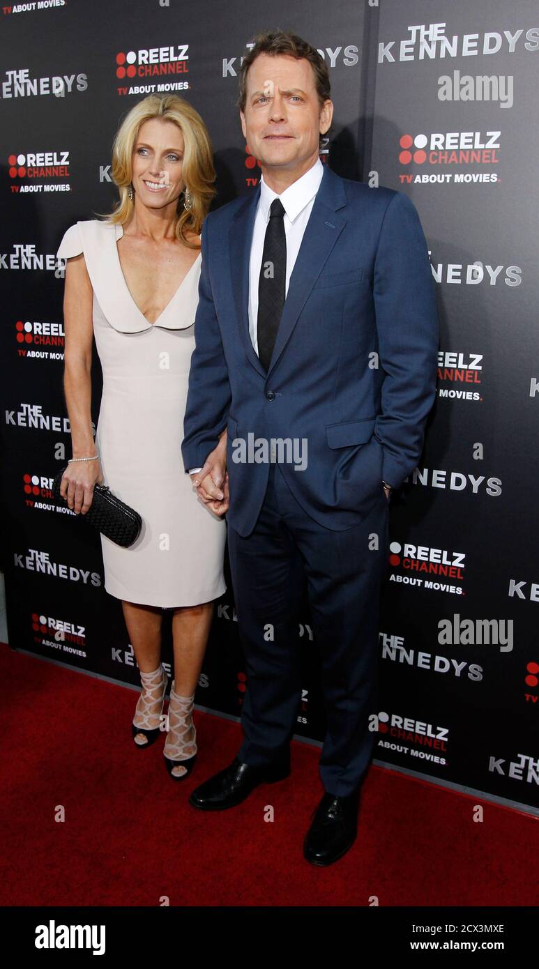 Greg kinnear wife helen labdon hi-res stock photography and images - Alamy
