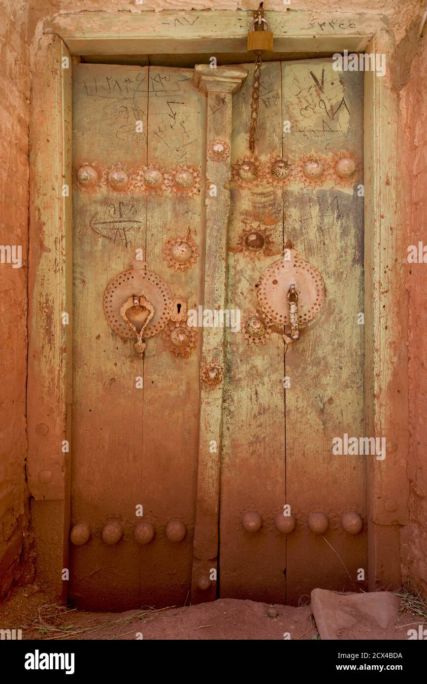 Traditional dress of iran hi-res stock photography and images - Alamy