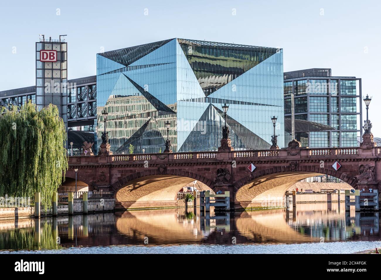 Glass cube architecture hi-res stock photography and images - Alamy