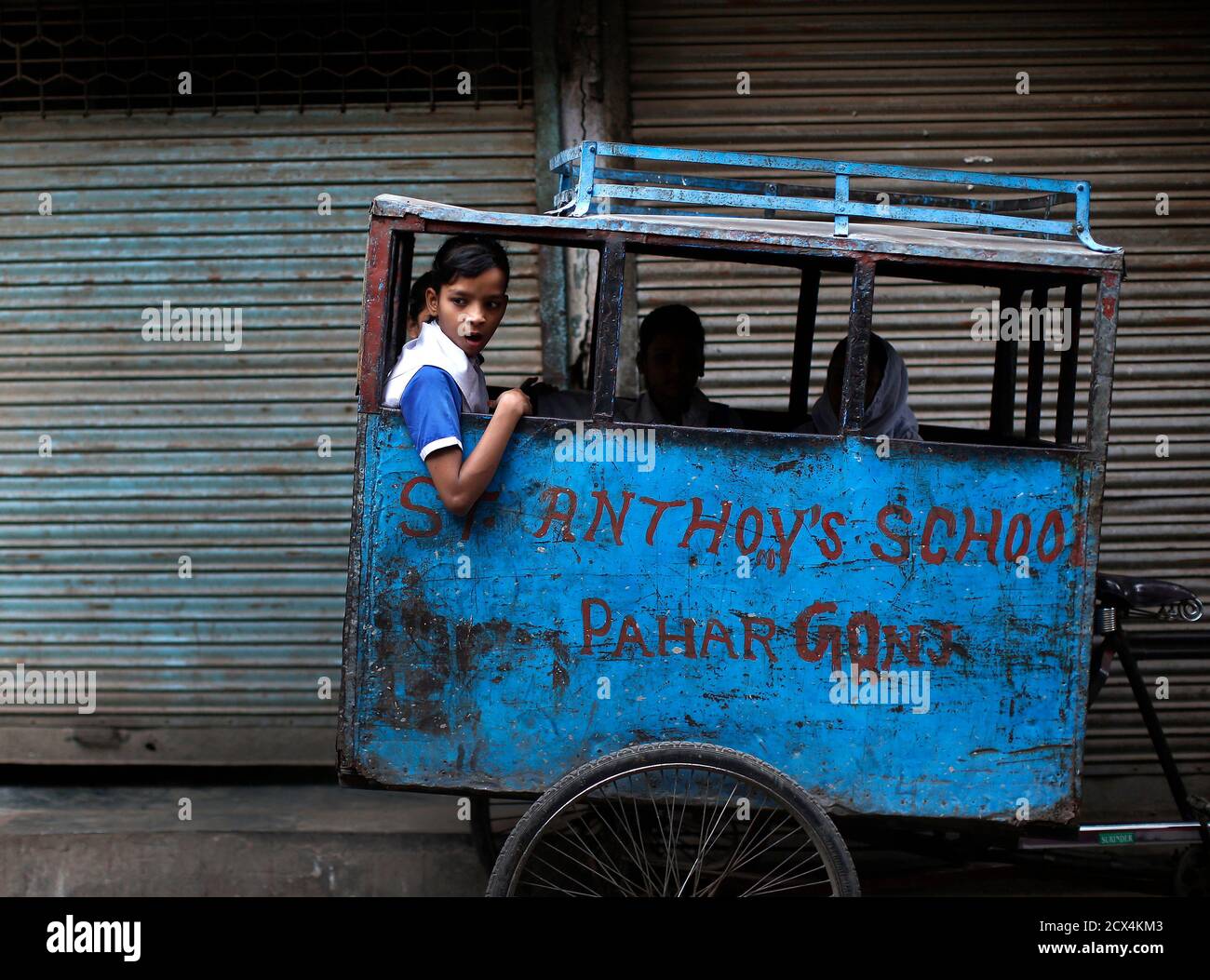 India delhi rickshaw school children hi-res stock photography and ...
