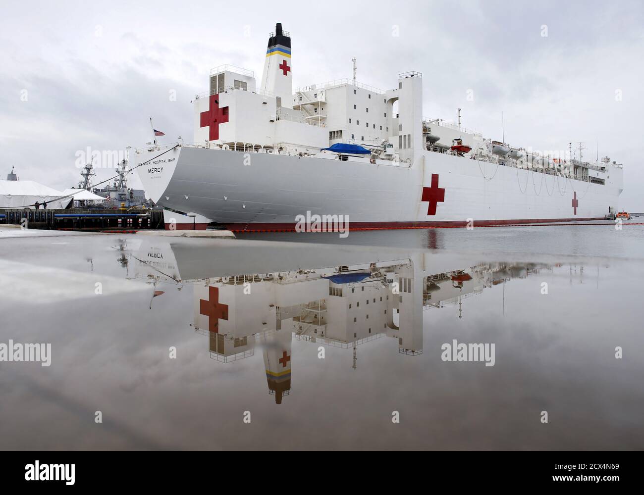 Hospital ship usns mercy t ah hi-res stock photography and images - Alamy