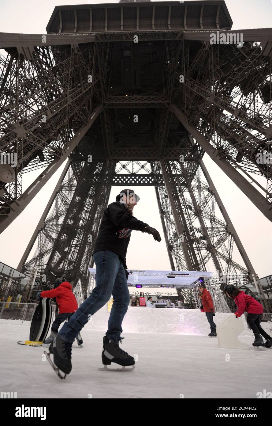 Eiffel tower paris ice skate hi-res stock photography and images - Alamy