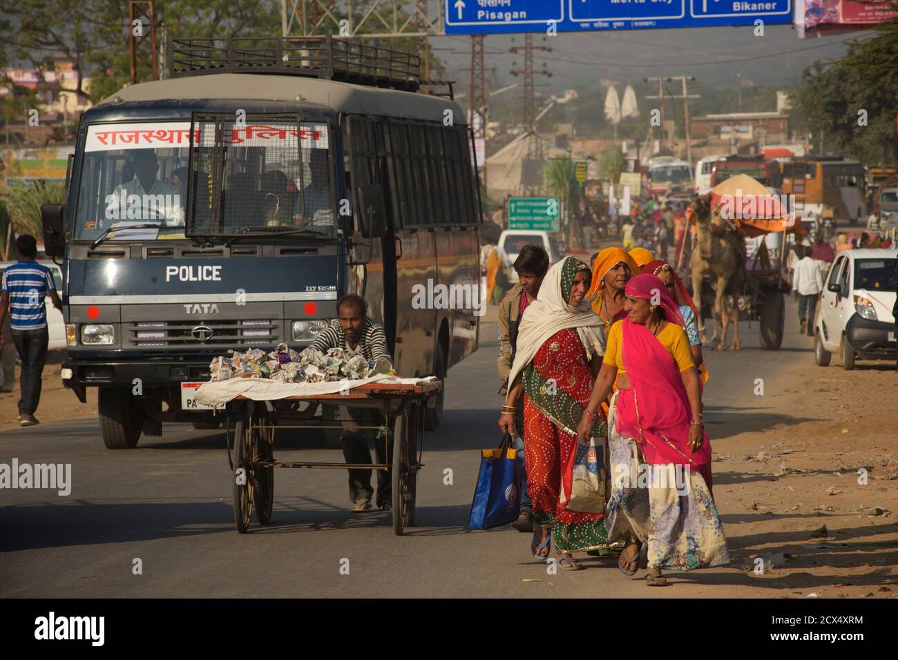 Busy street scene during the annual camel fair, Pushkar, Rajasthan ...