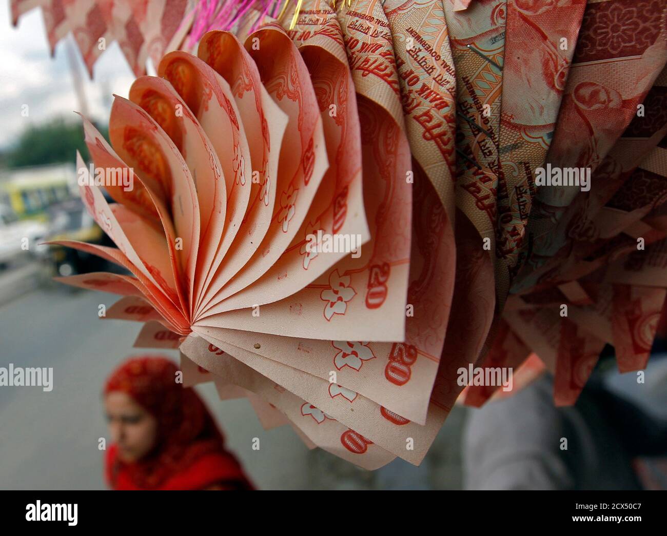 Currency notes garland hi-res stock photography and images - Alamy