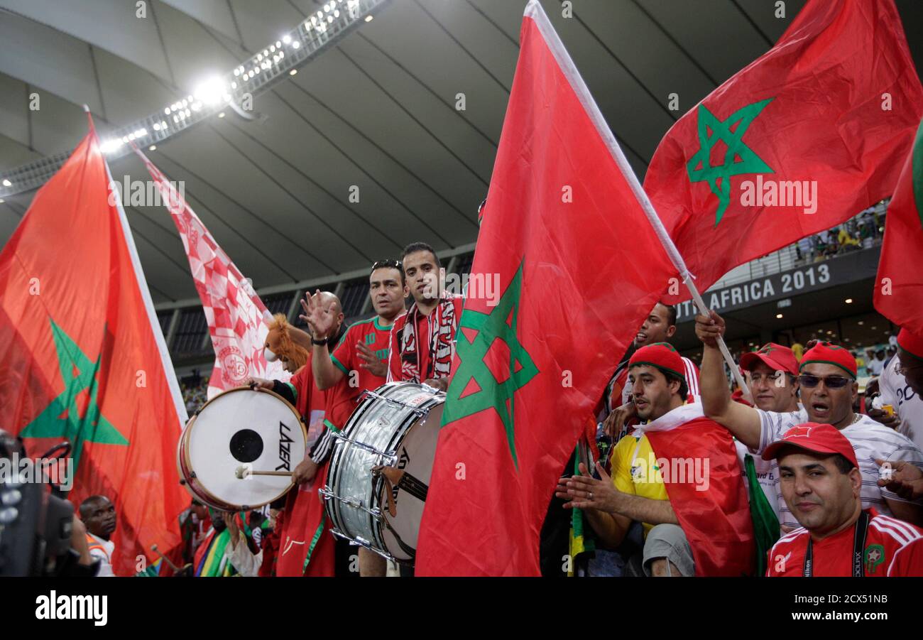 South african fans cheer on their team hi-res stock photography and ...