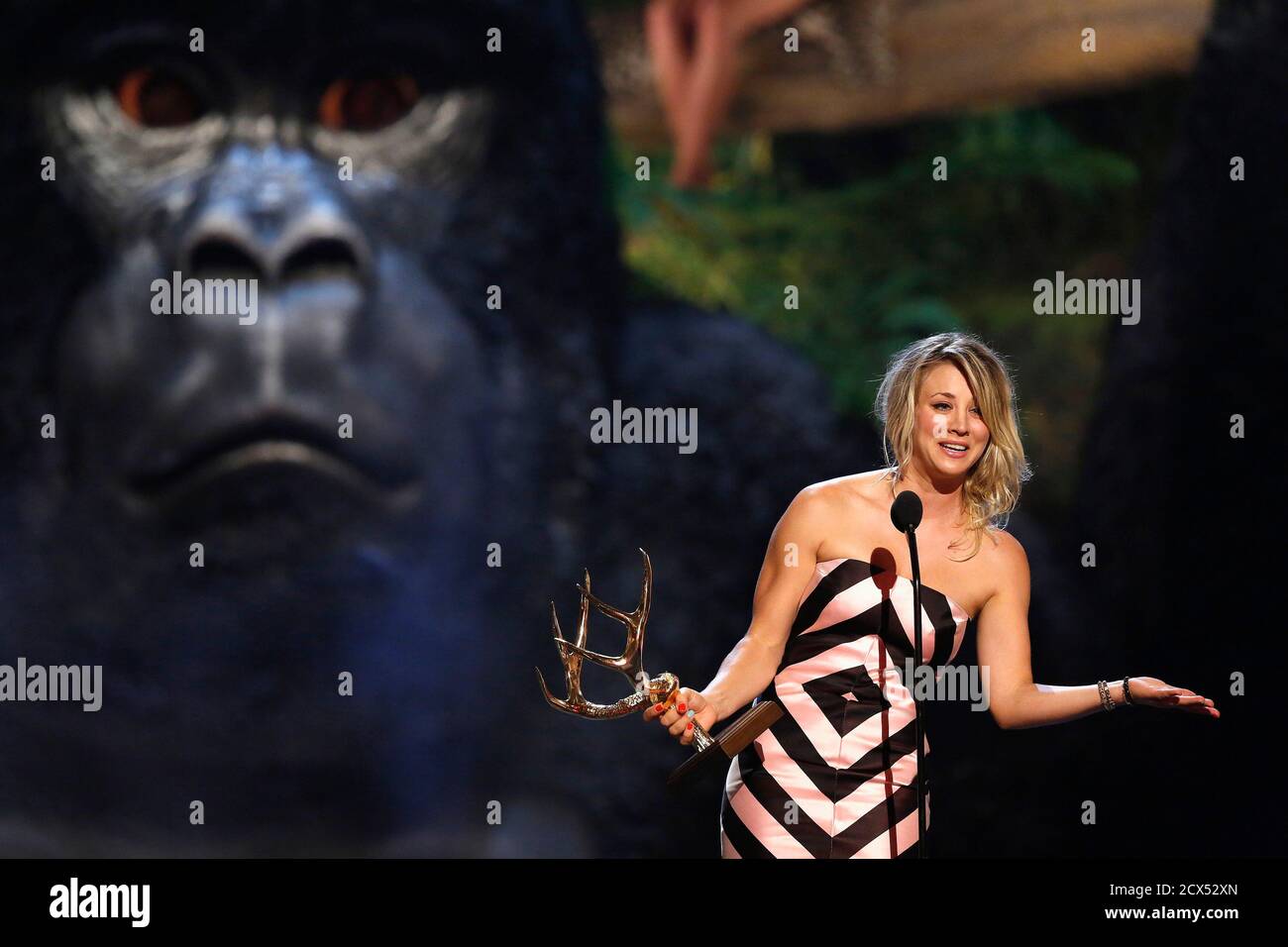 Kaley cuoco hot hi-res stock photography and images - Alamy