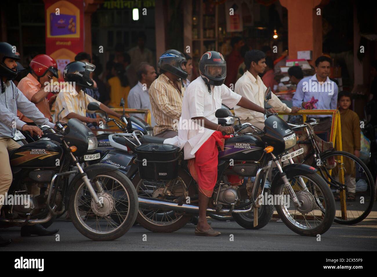 Busy indian street hi-res stock photography and images - Alamy