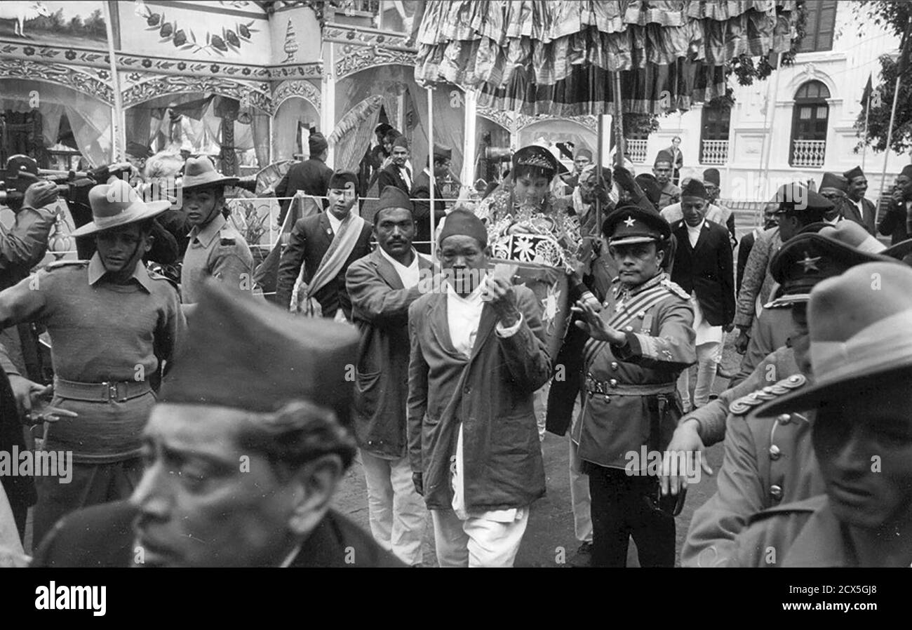 Aishwarya Rajya carried in a litter to her wedding with Crown Prince ...