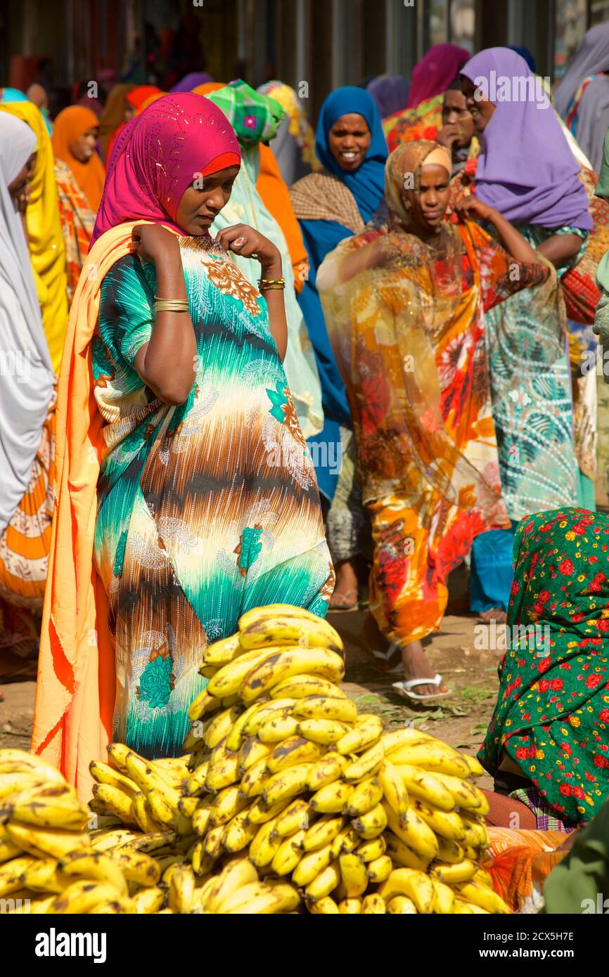 Ethiopian women in muslim dress hi-res stock photography and images - Alamy