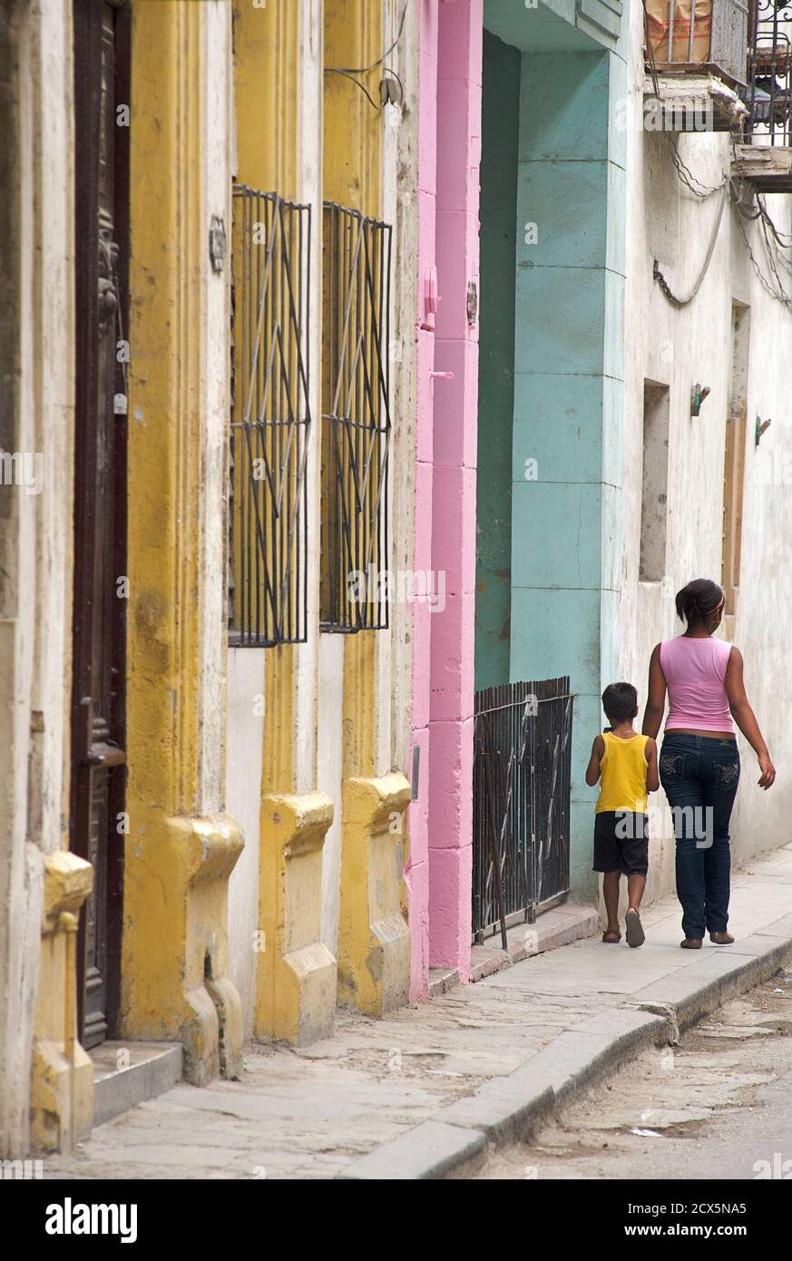 Colourful street scene havana hi-res stock photography and images - Alamy