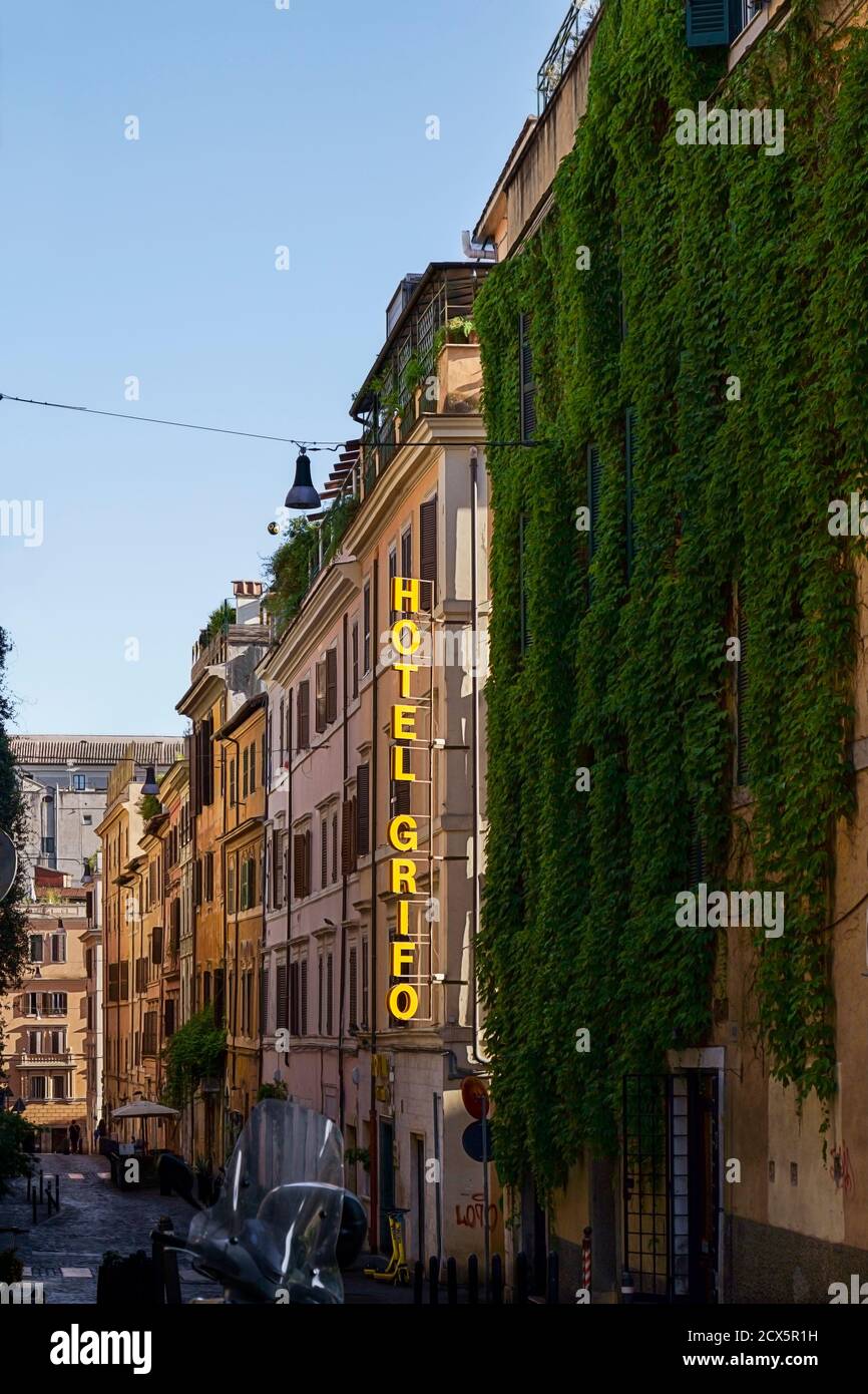 Glimpse of a typical Roman alley in the Monti neighbourhood. Ivy coverd ...
