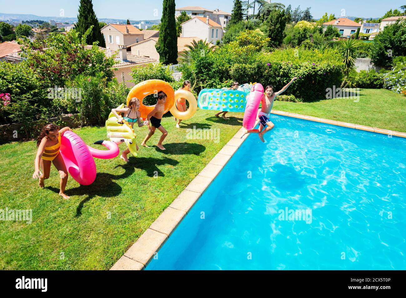 Group dive jump into pool hi-res stock photography and images - Alamy