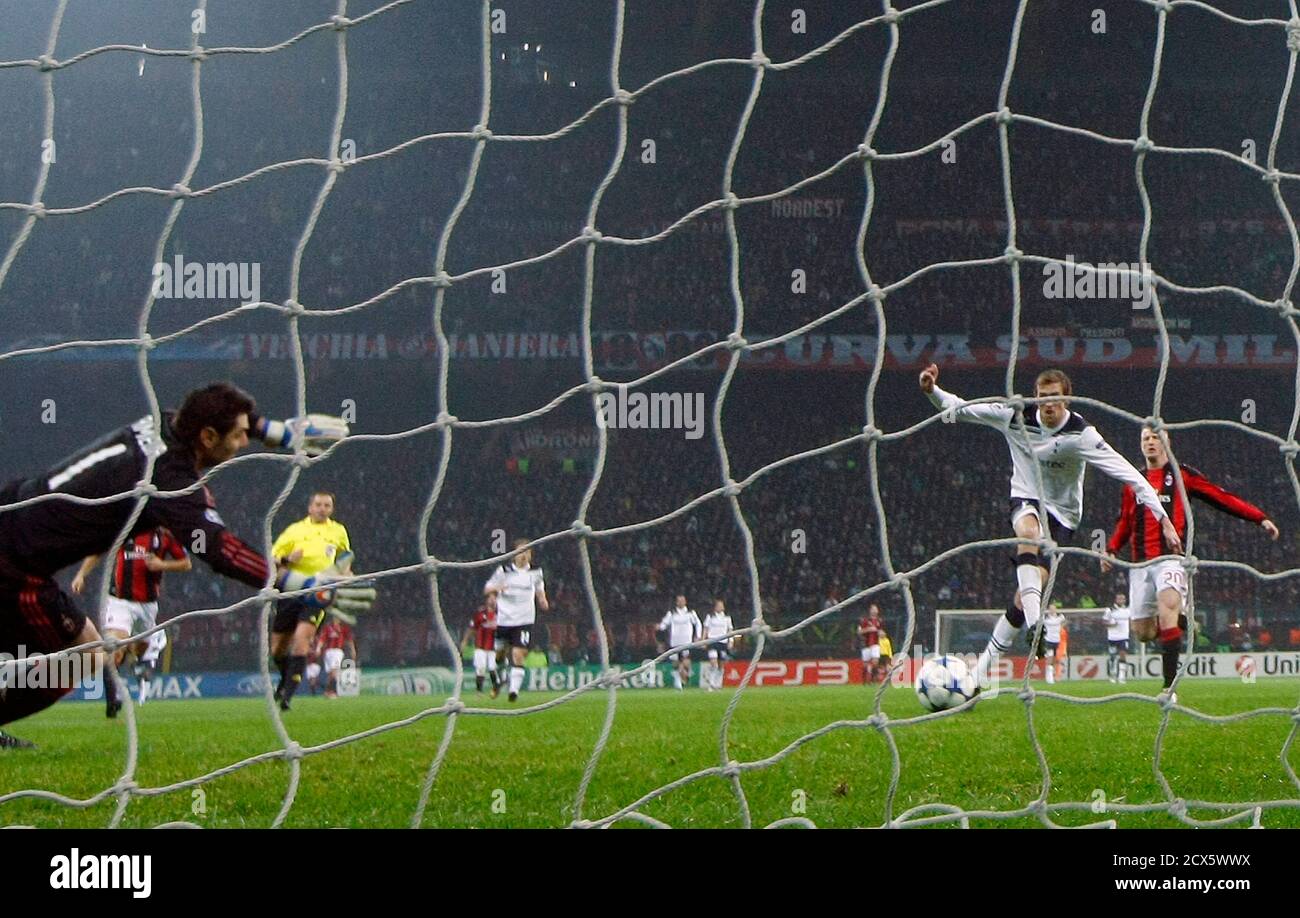 Tottenham hotspurs peter crouch 15 hi-res stock photography and images ...