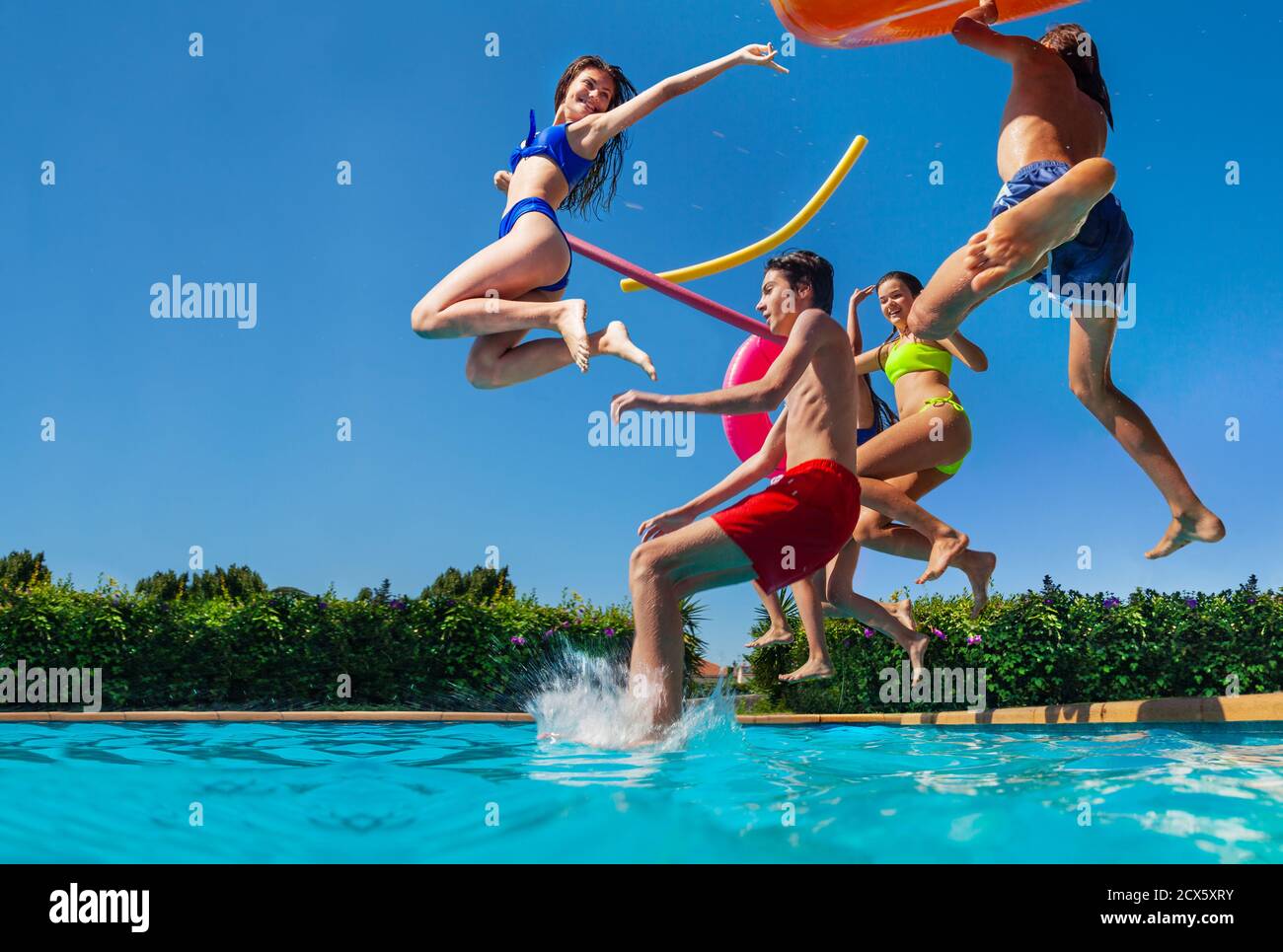 Group dive jump into pool hi-res stock photography and images - Alamy