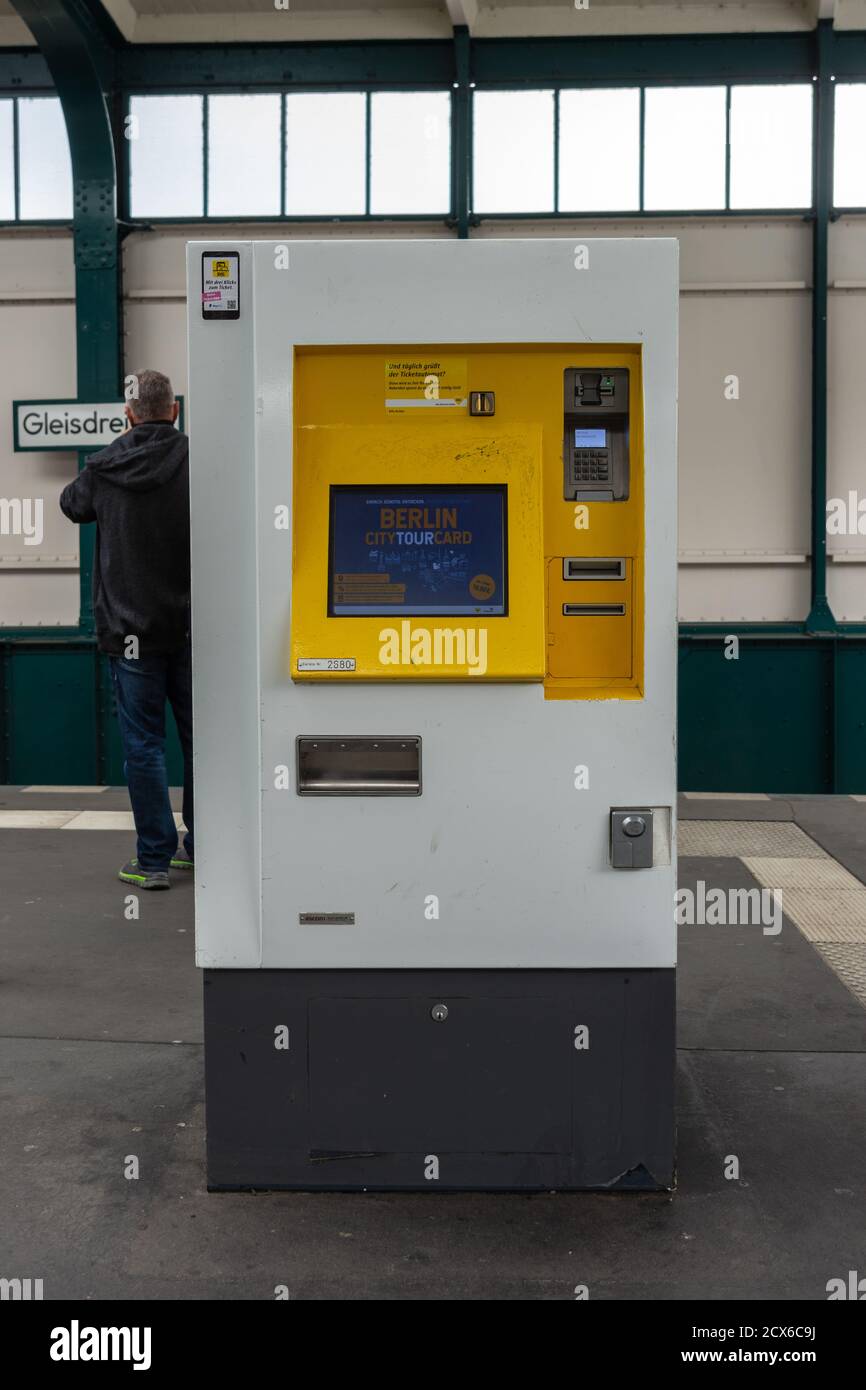 Platform ticket machine hi-res stock photography and images - Alamy